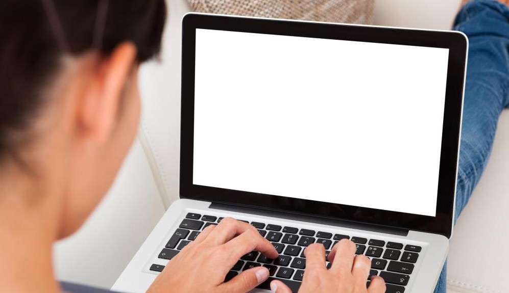 1132015 Watching from computer | CompareCamp.com